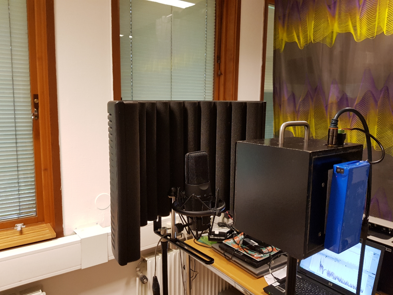 Do microphone reflection filters really work?